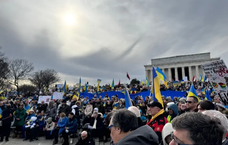 У Вашингтоні до річниці вторгнення РФ пройшла масштабна демонстрація на підтримку України — фото