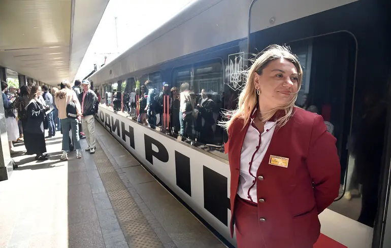 Барбара Крюгер створила інсталяцію на поїзді Інтерсіті – фото - ZN.ua